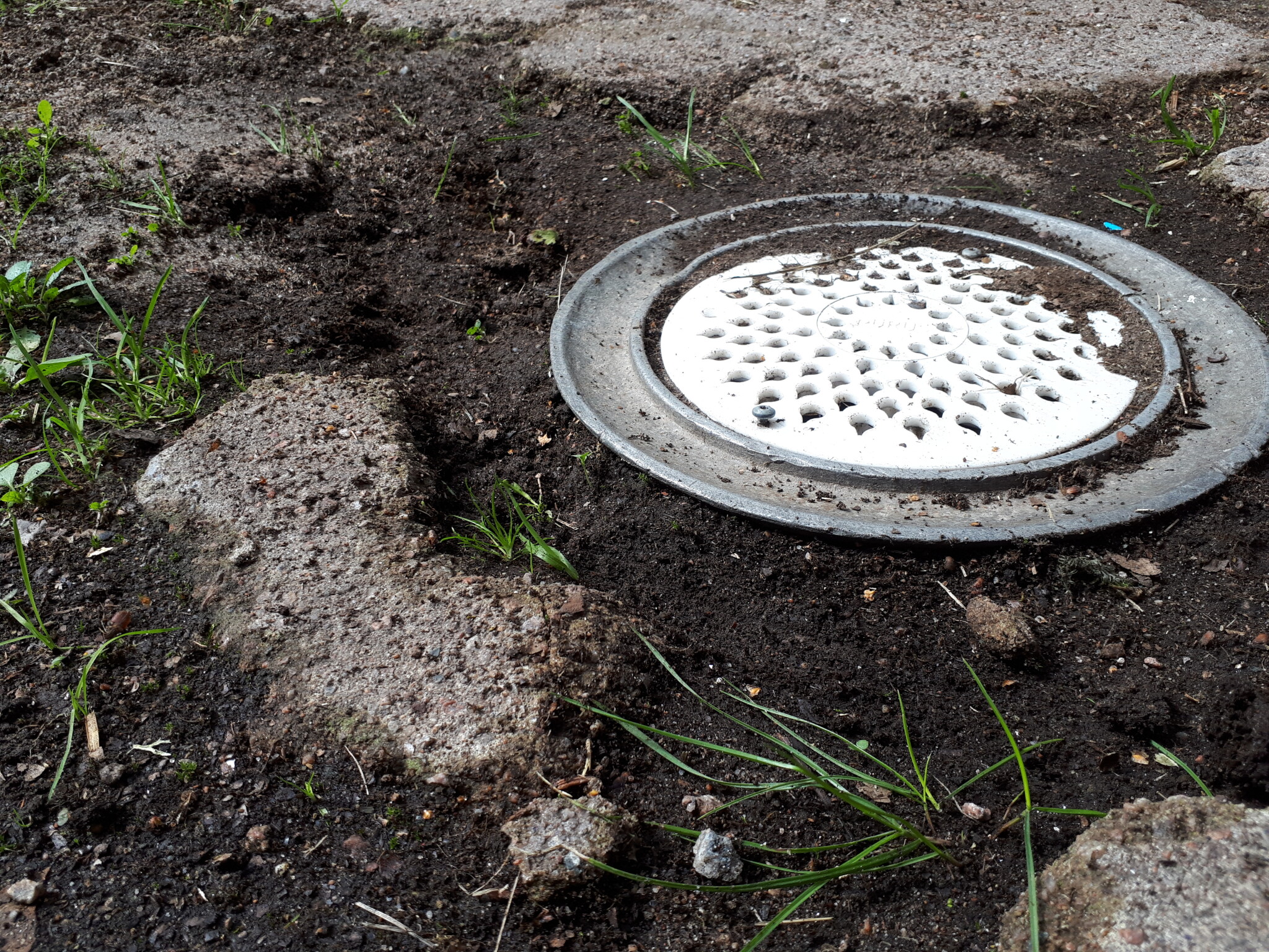 Laga betongplatta kring brunn | Byggahus.se