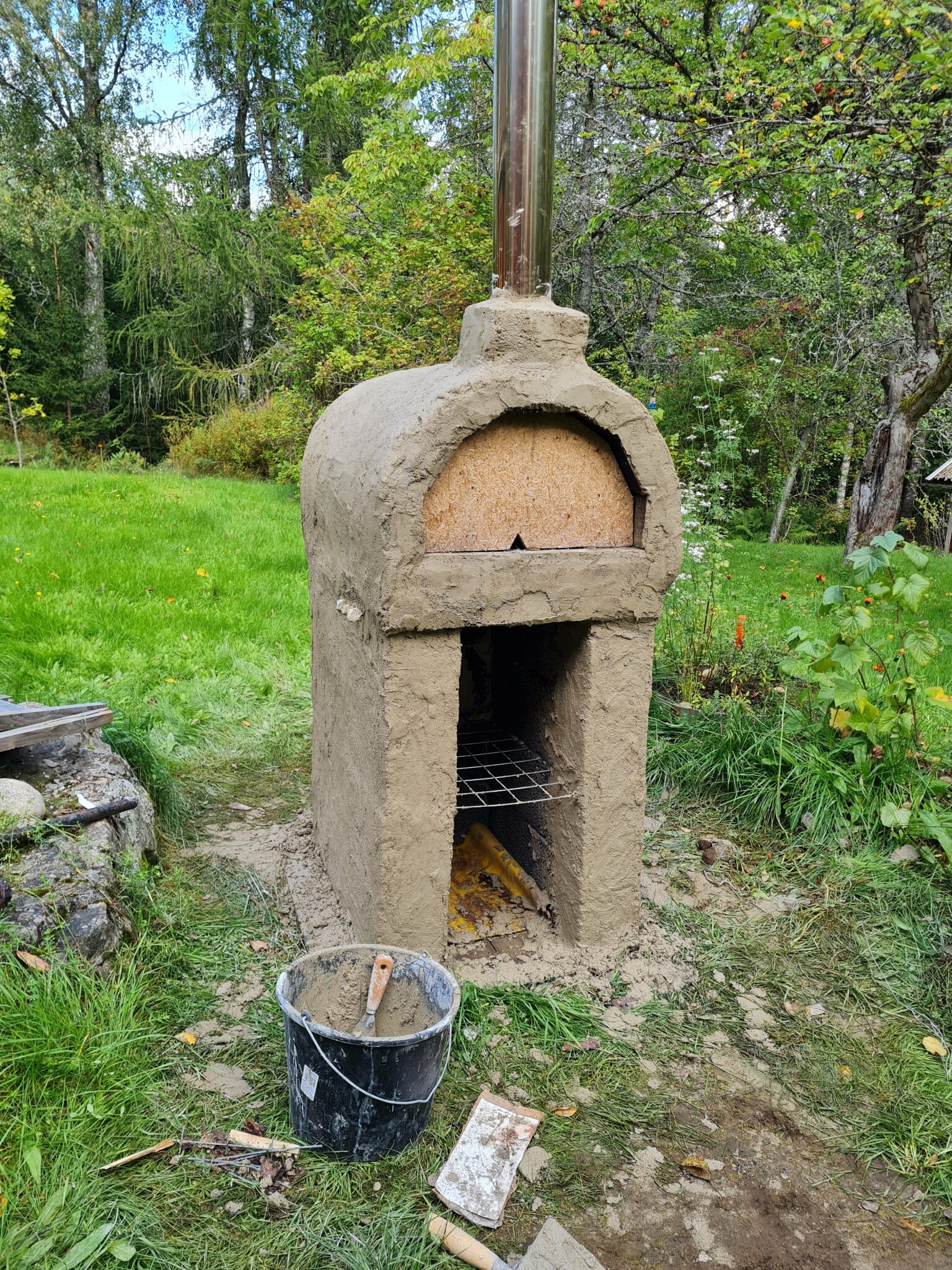 Puts på oisolerad pizzaugn utomhus | Byggahus.se