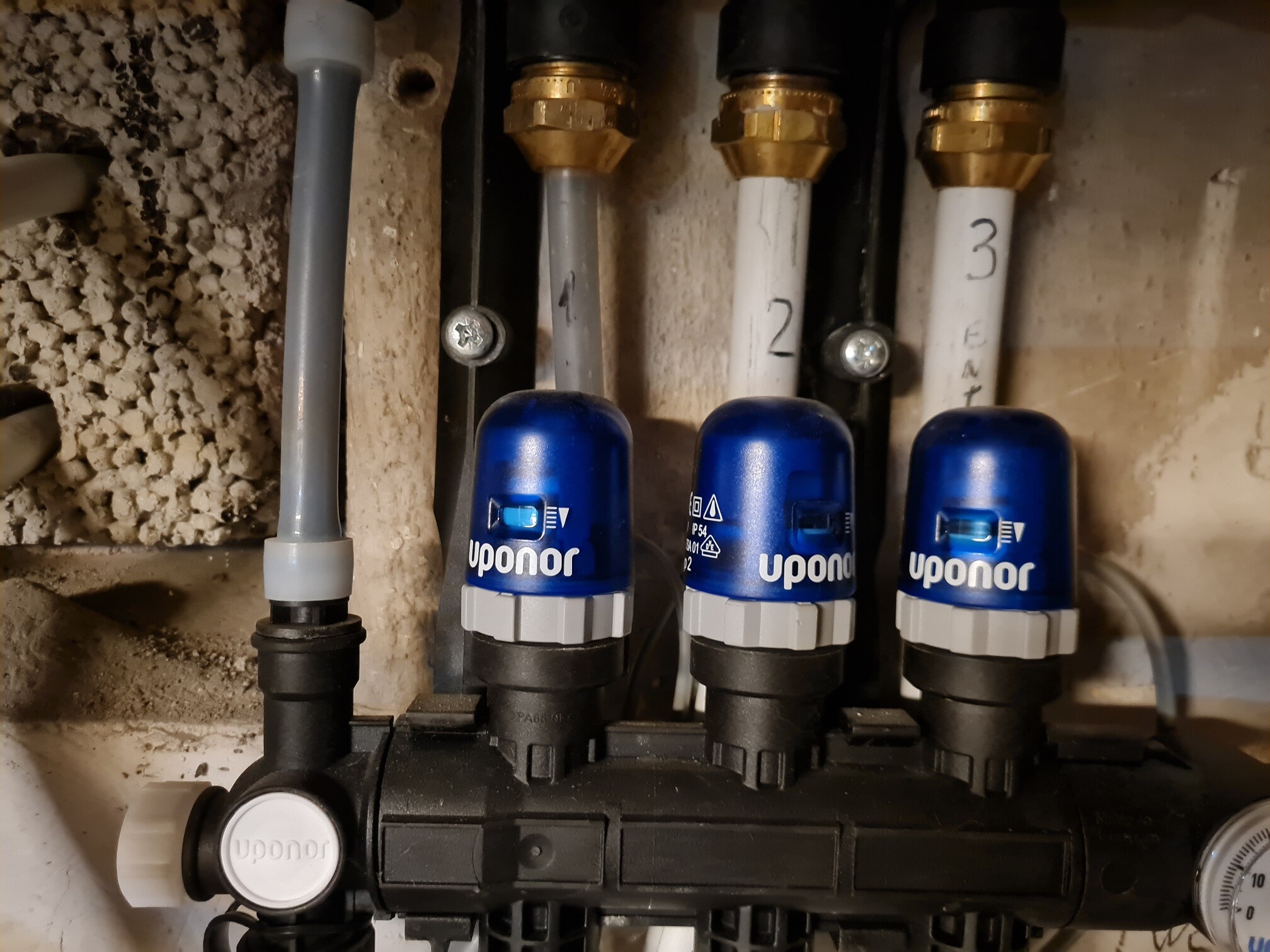 Uponor golvvärme, T-165 termostater slutat fungera. Vad är fel? | Byggahus.se