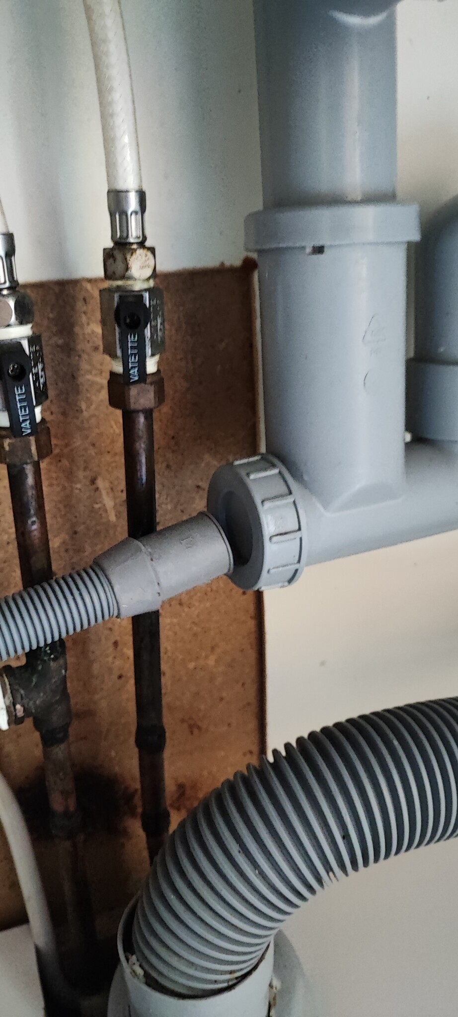 Installera diskmaskin, vilka kopplingar ska jag ha för avlopp och vatten här? | Byggahus.se