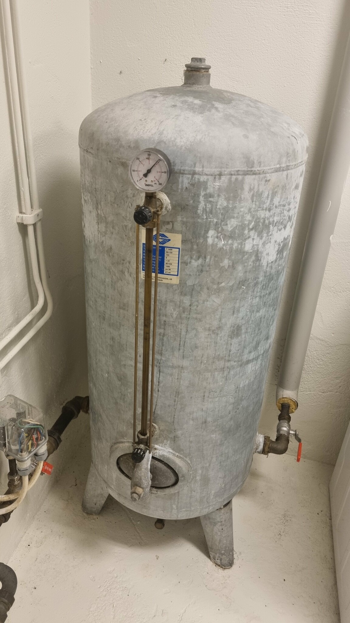 Hydrofor klickar. Tömde den. Finns inte något uttag för luftning ...