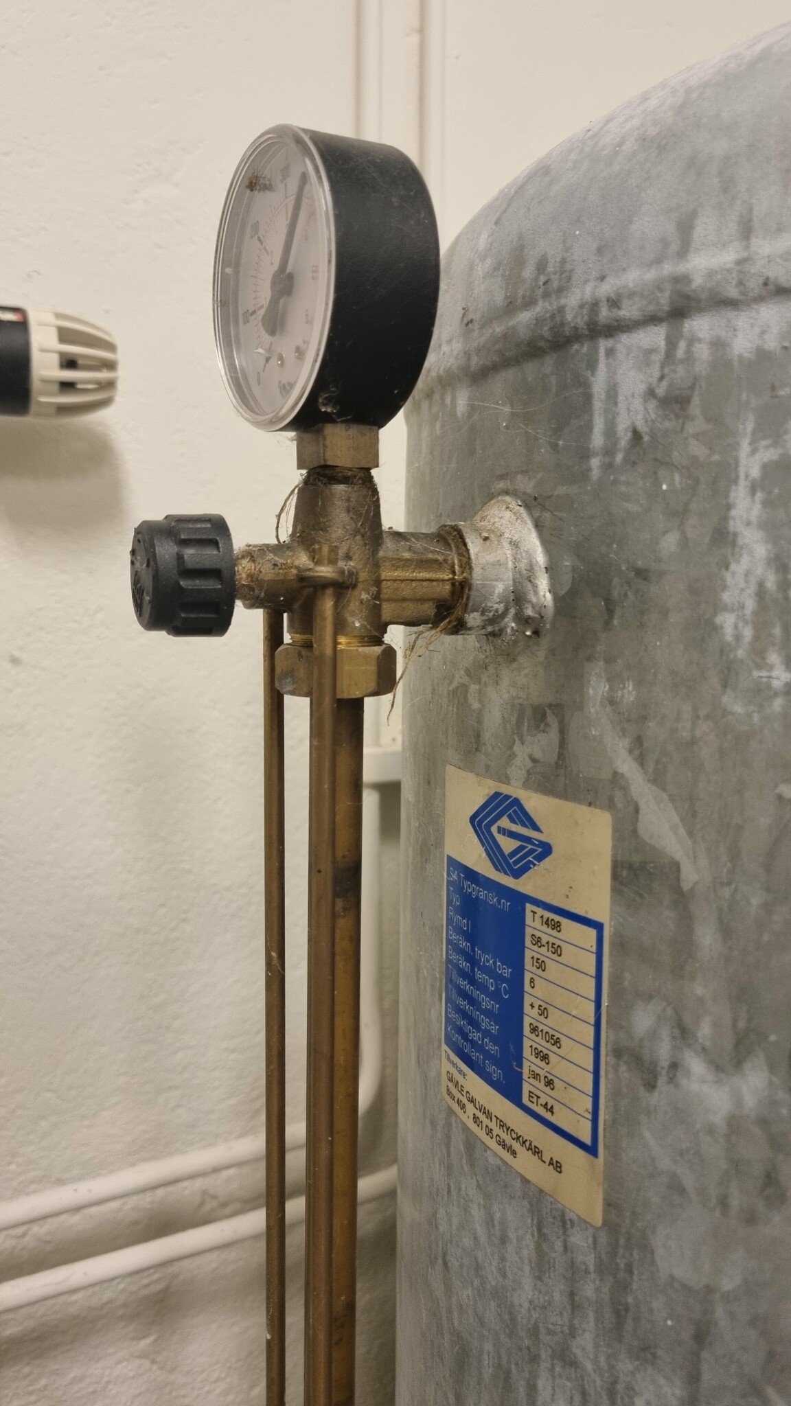 Hydrofor klickar. Tömde den. Finns inte något uttag för luftning ...