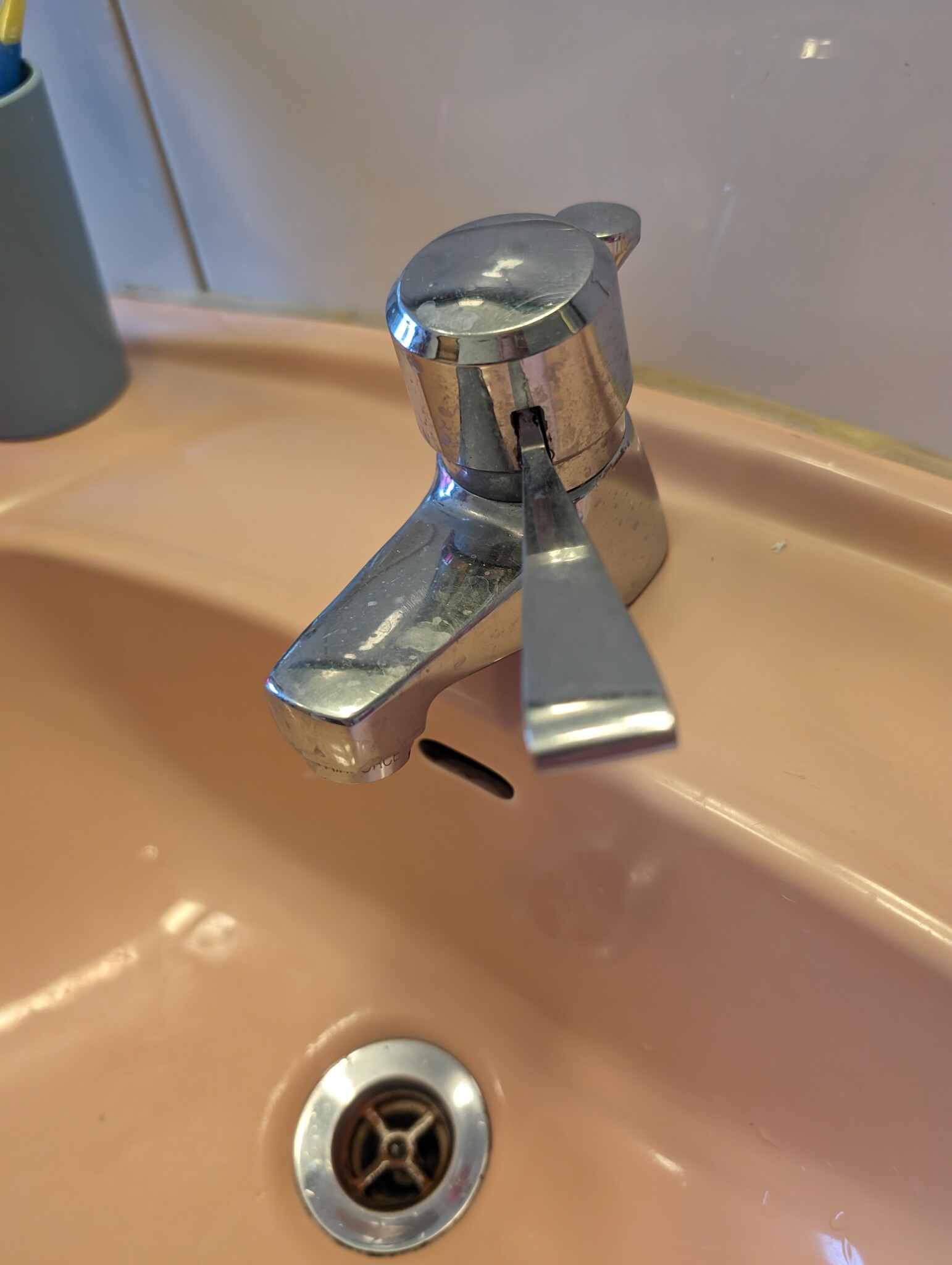 Läckande blandare handfat | Byggahus.se