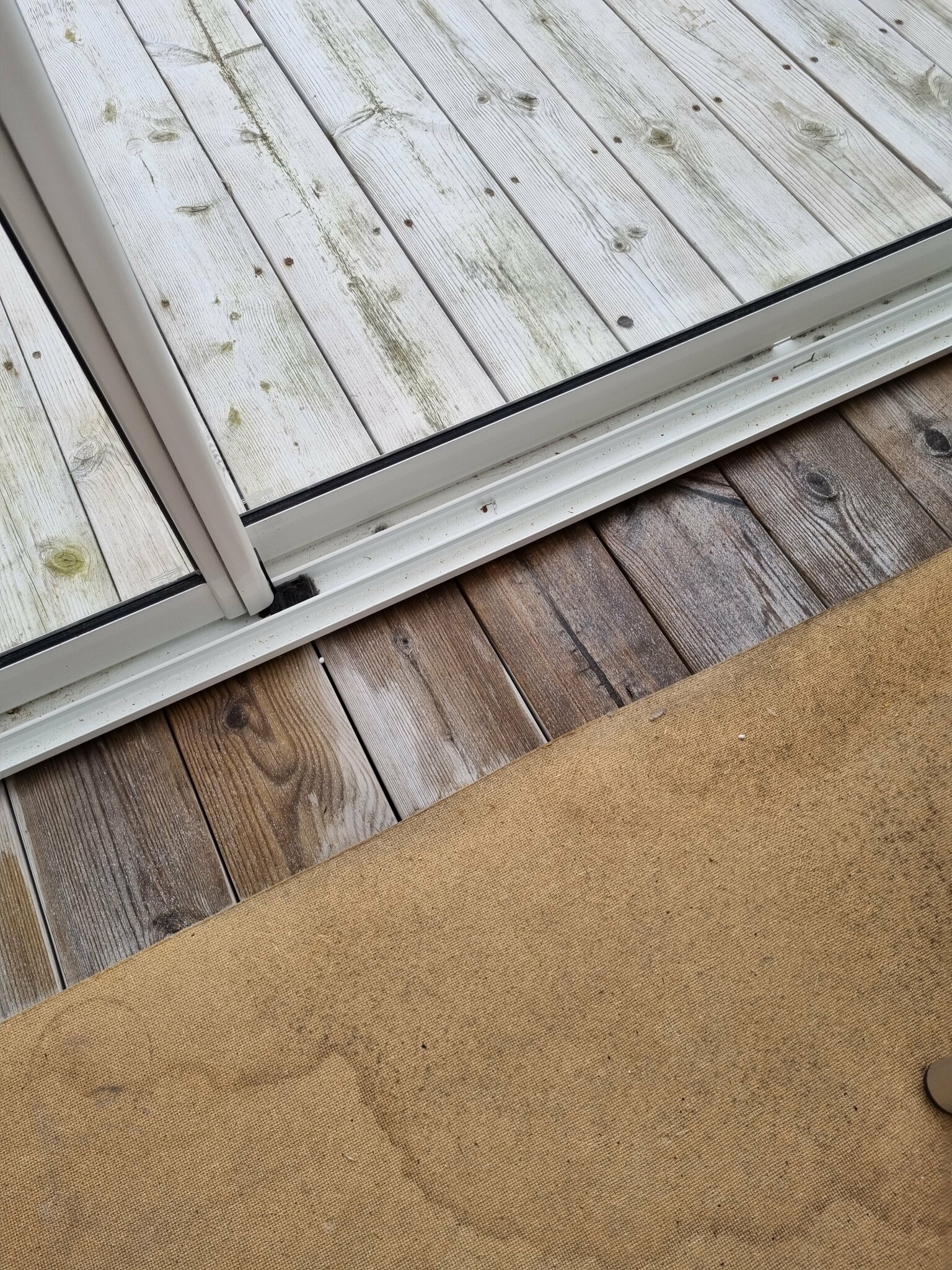 Trallgolvet drar in regnvatten i uterummet | Byggahus.se