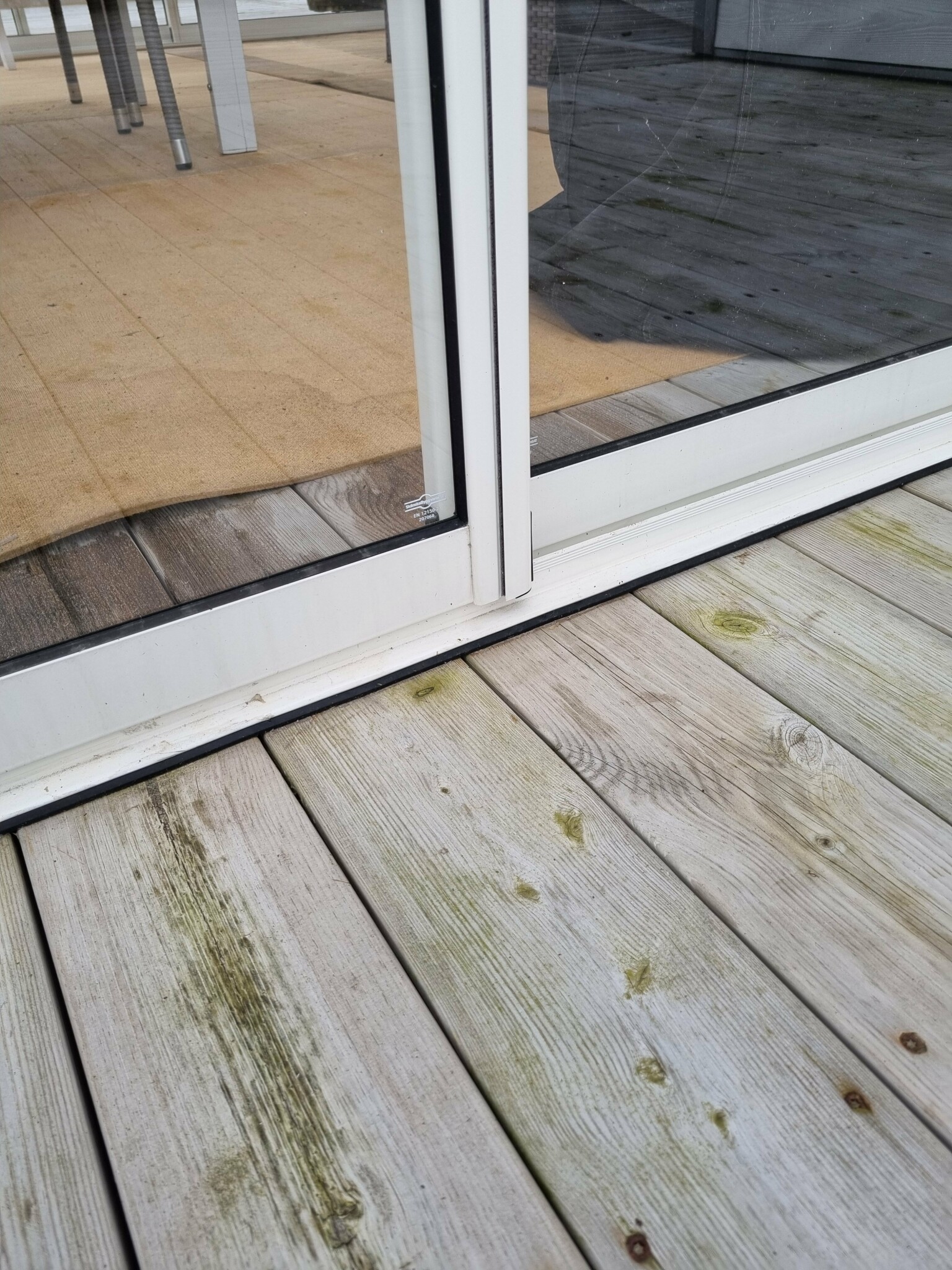 Trallgolvet drar in regnvatten i uterummet | Byggahus.se