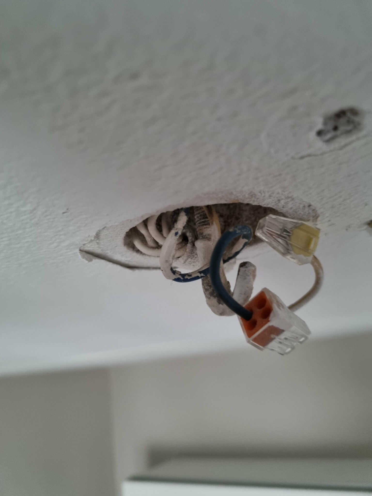 Lamputtag i tak saknas, endast sladdar syns | Byggahus.se