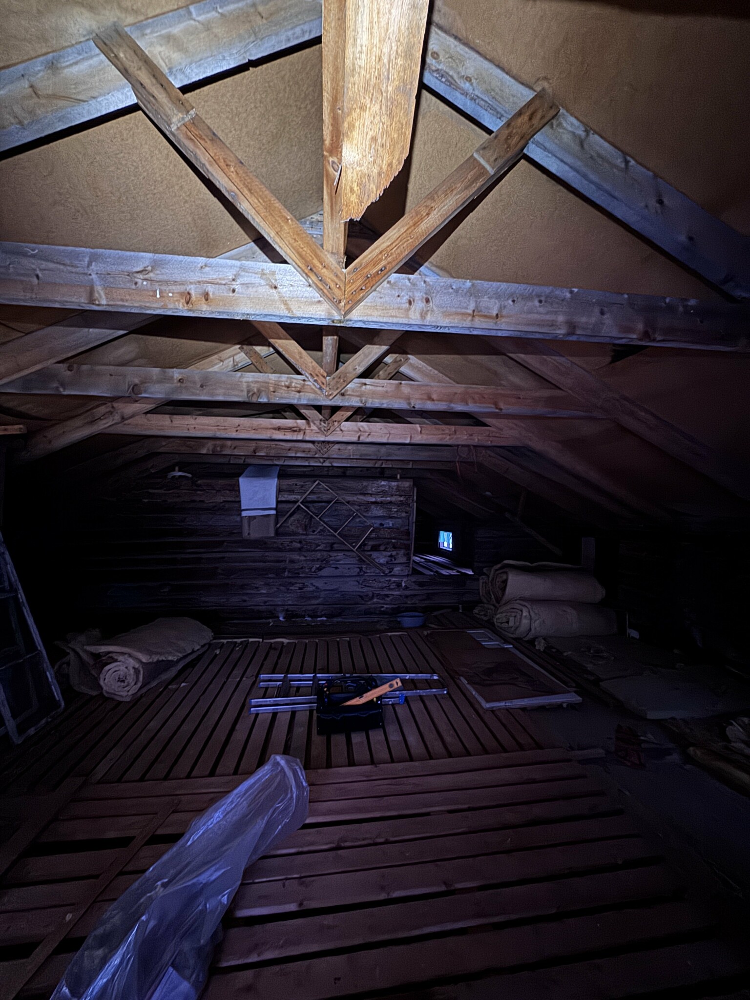 Inreda ovanvåning- Isolera tak med underlagstak i masonit | Byggahus.se