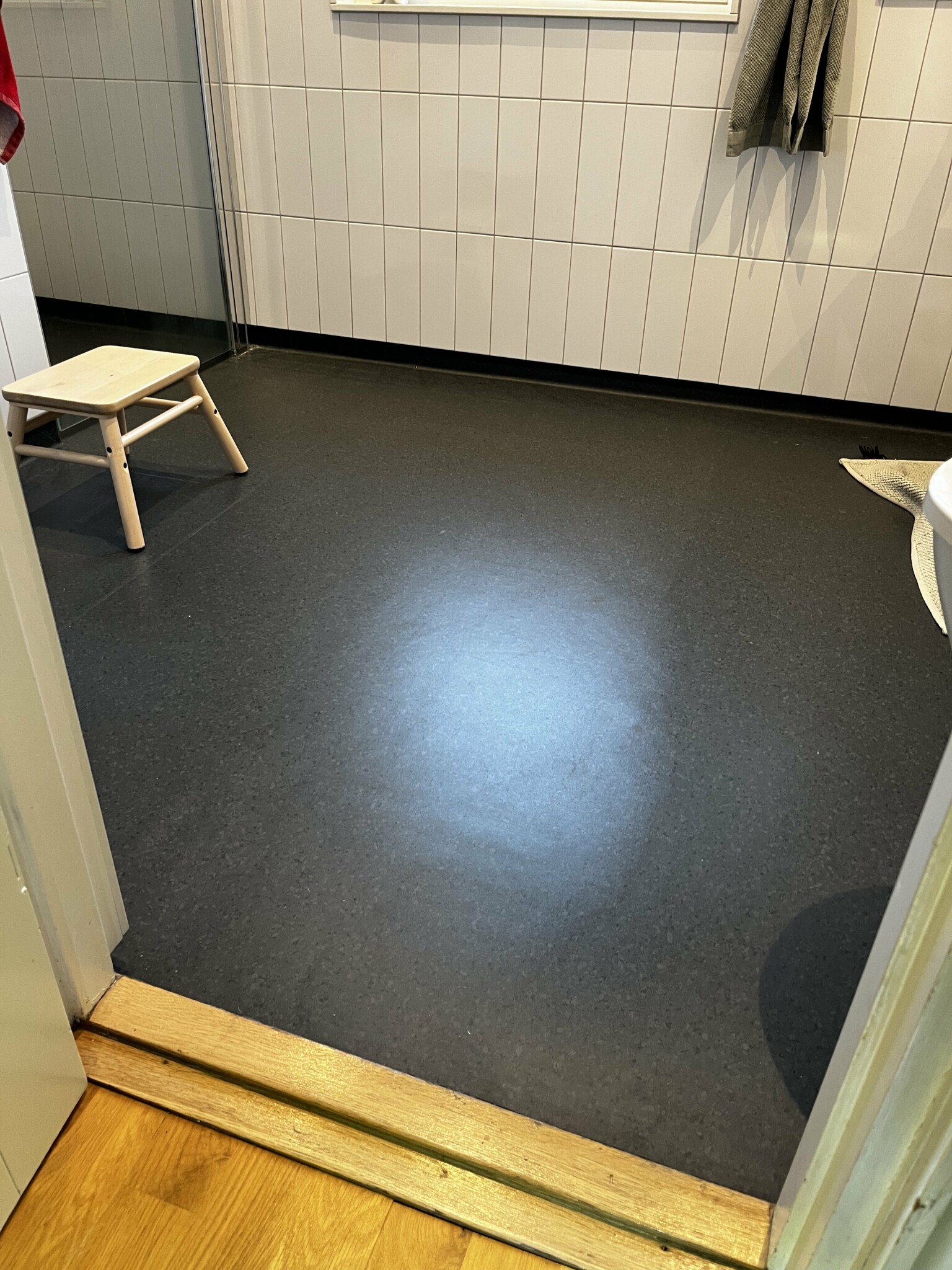 Vad orsakar denna ”bubbla” i golvmattan? | Byggahus.se