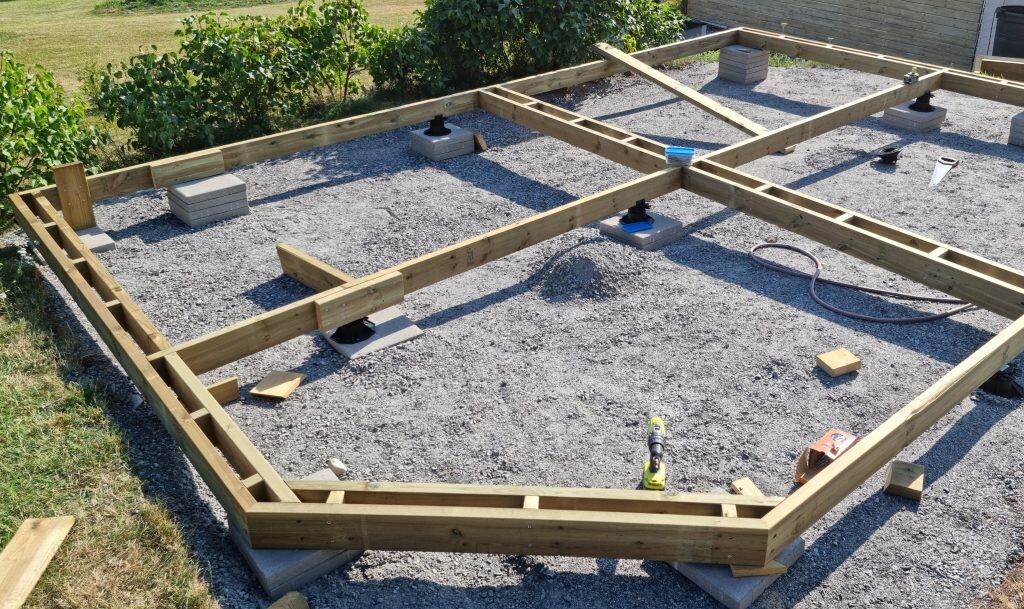 Bygga altan på gamla stenplattor | Byggahus.se