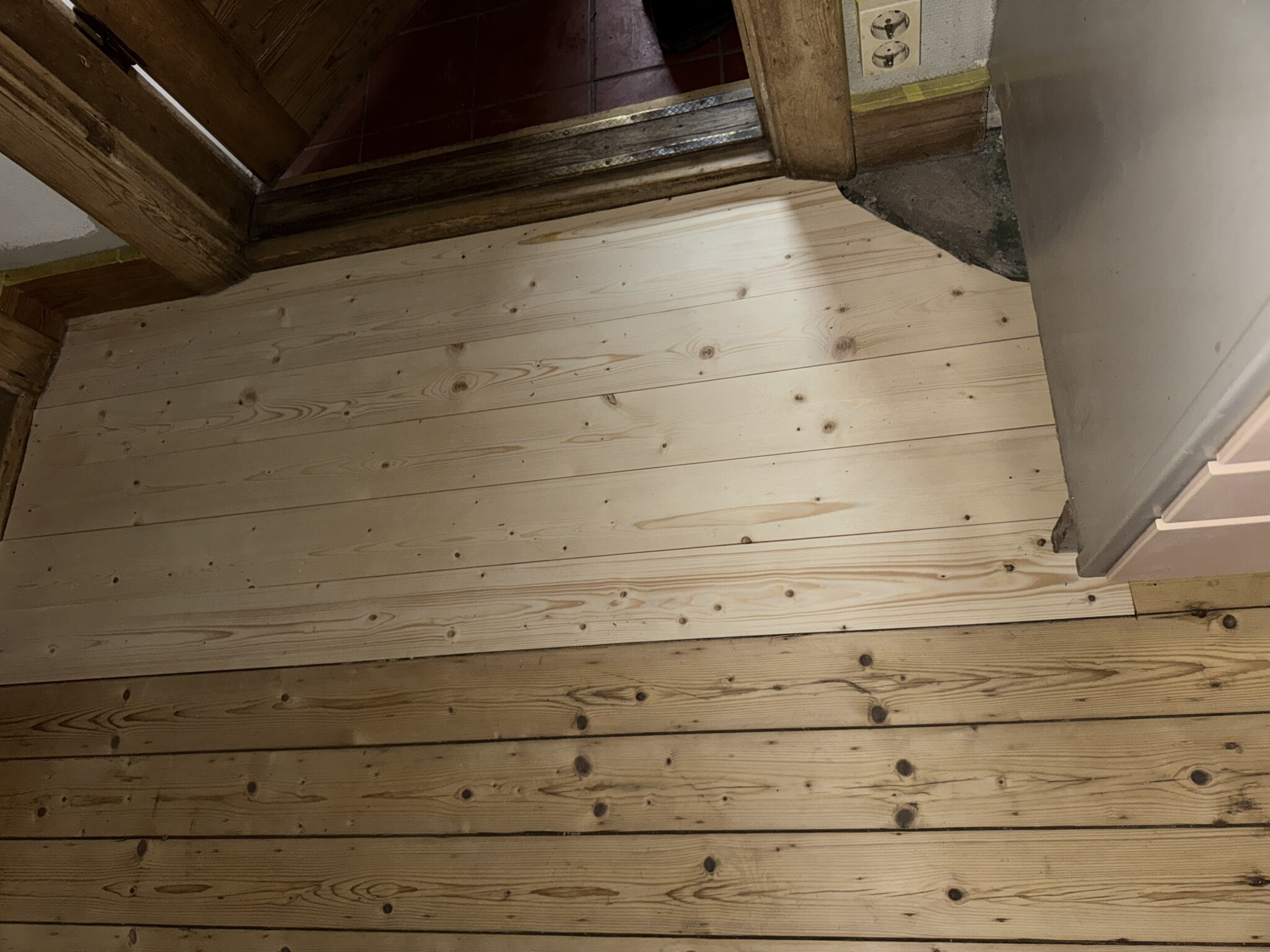 Skapa gammal nyans på nytt furugolv | Byggahus.se