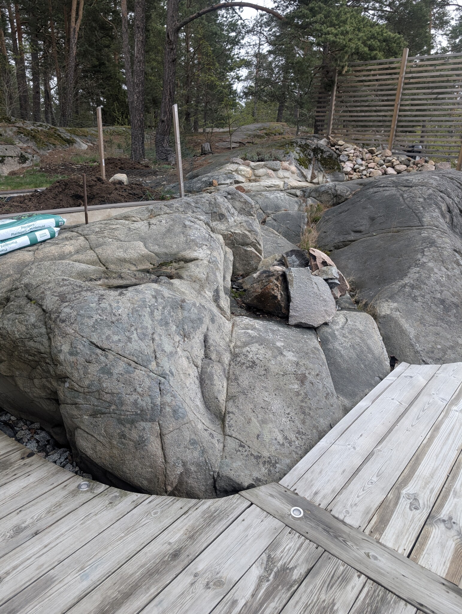 Grillplats, bord och egentillverkad pizzaugn på sten... | Byggahus.se