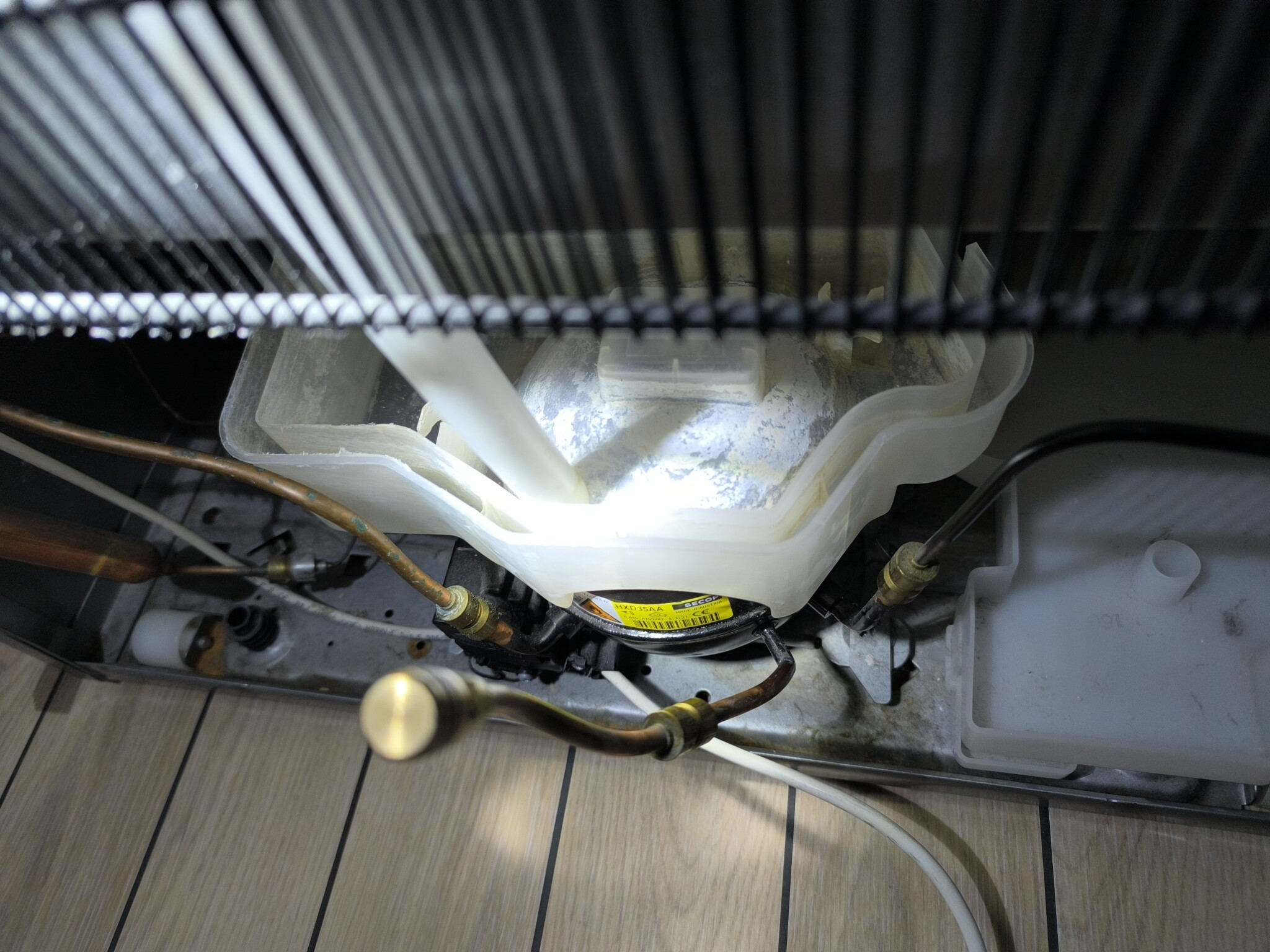 Electrolux Kylskåp, droppskål full o rinner över | Byggahus.se