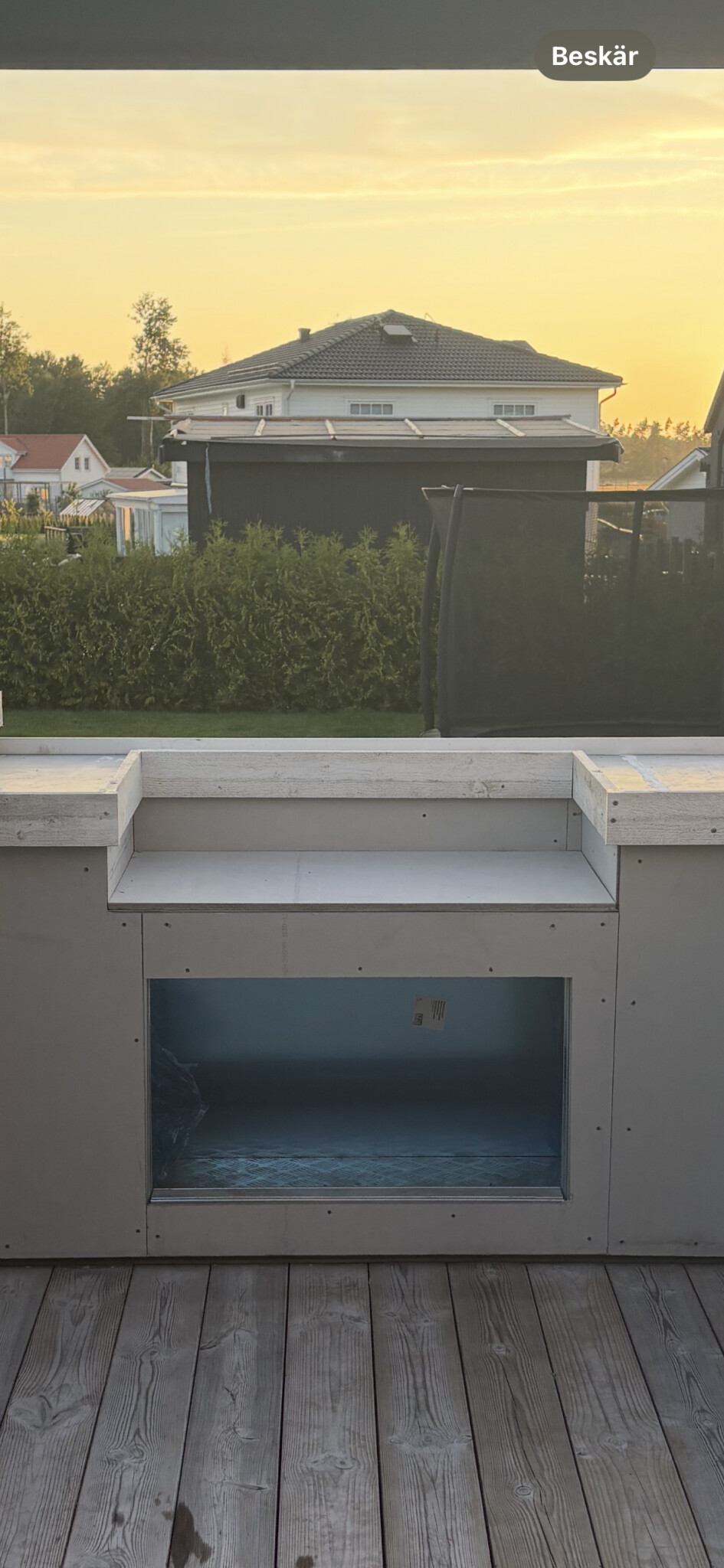 Utekök med inbyggnadsgasolgrill, material till öppning och luftspalt ...