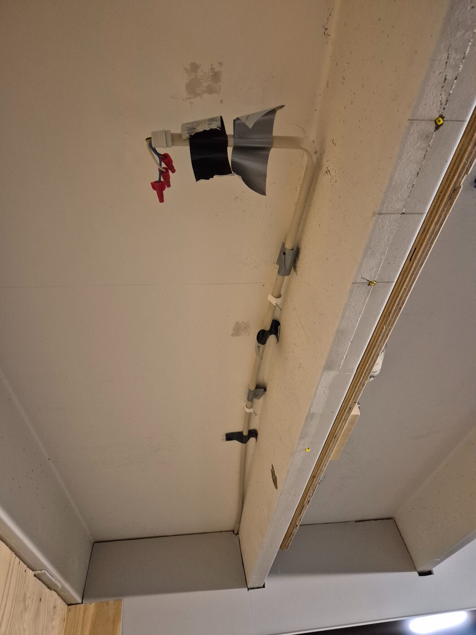 Montera utanpåliggande eluttag | Byggahus.se