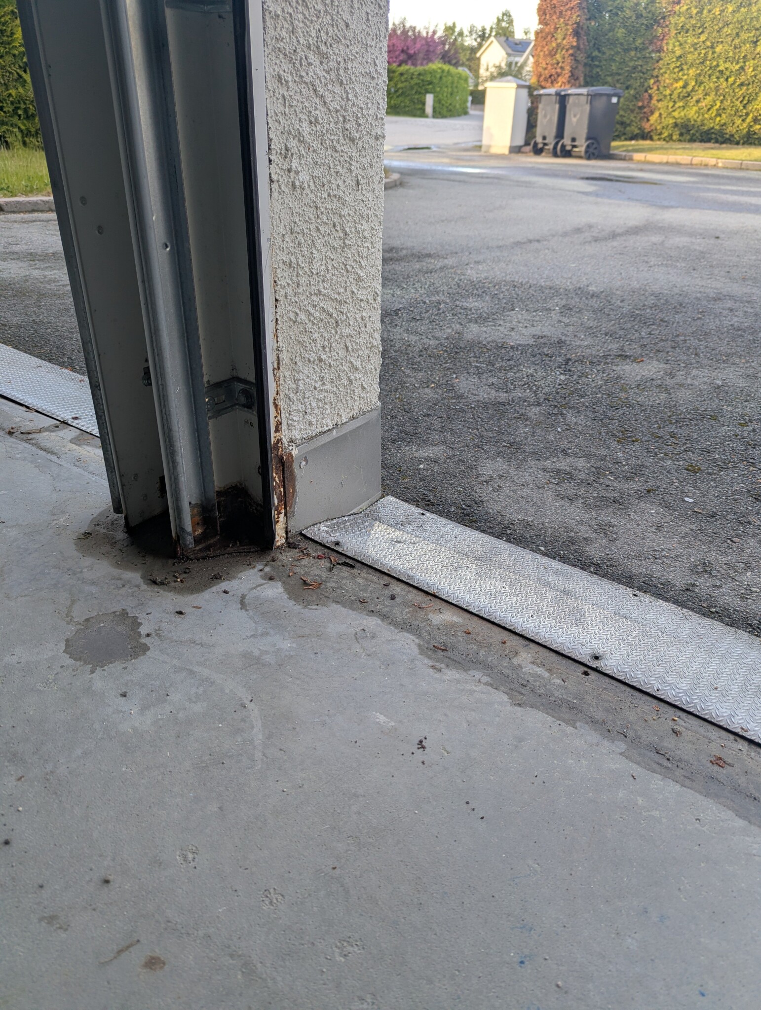 Vatten in i garage – hur tätar man övergångsprofil och stolpbas ...