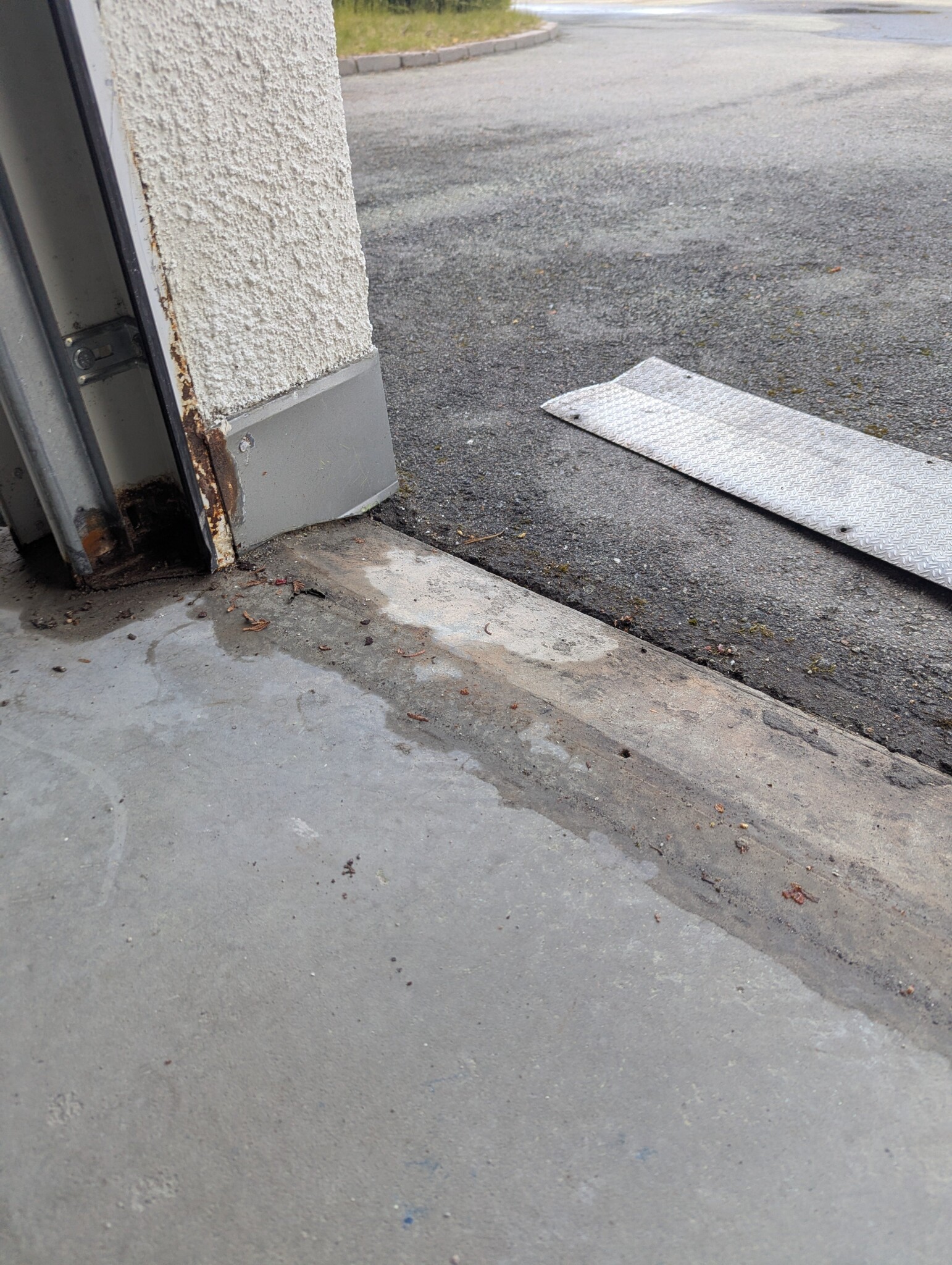 Vatten in i garage – hur tätar man övergångsprofil och stolpbas ...