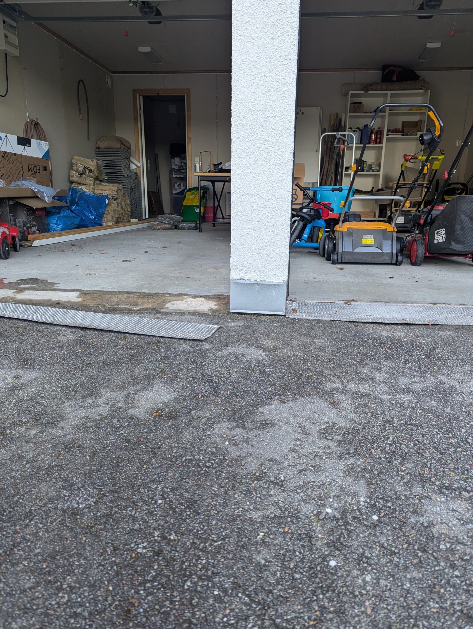Vatten in i garage – hur tätar man övergångsprofil och stolpbas ...
