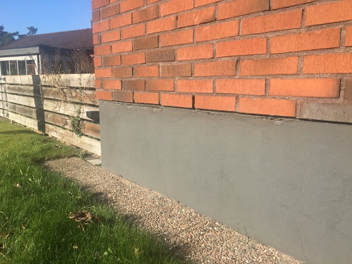 Spricka i sockel - bild | Byggahus.se