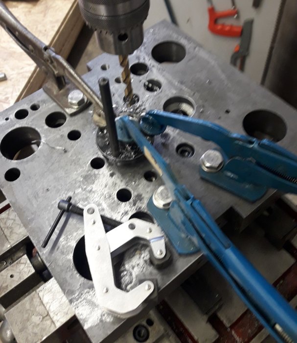 Borra i tunt material nära en kant. | Byggahus.se