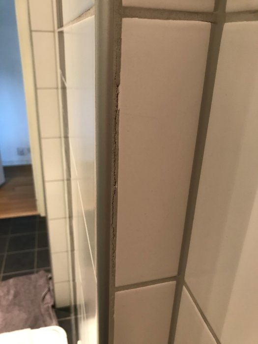 Spricka i kakelfog | Byggahus.se
