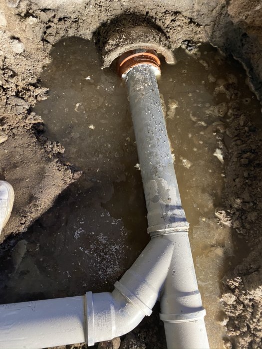 Bytte allt avlopp i källaren igår. Idag står det i vatten, är det ...