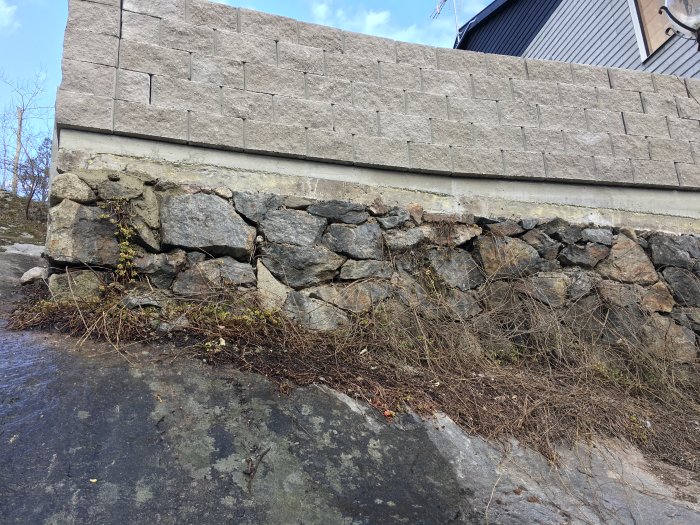 Natursteinsmur som holder på å rase, uteplassen i fare! | Byggahus.se