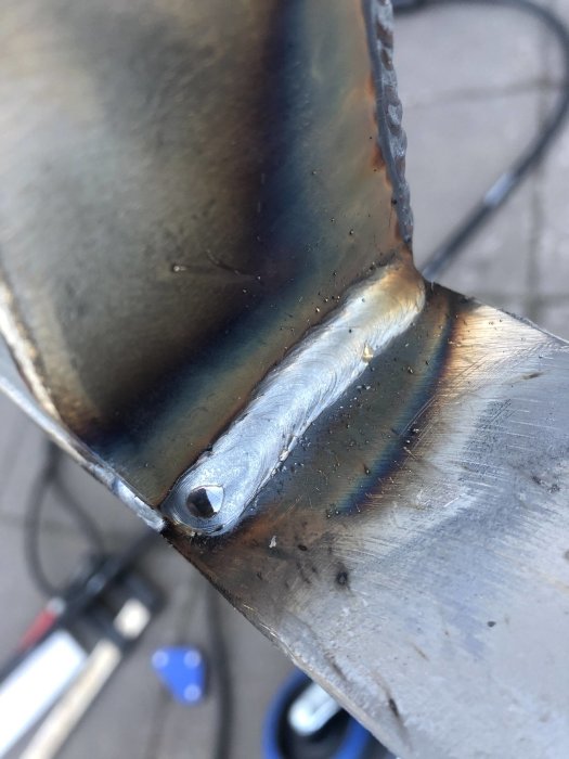 Blev med svets och letar vettig svetshjälm + nödvändiga tänger, hammare ...