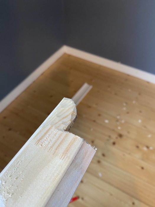 Cornice molding against sloped ceiling (slideshow) | Byggahus.se