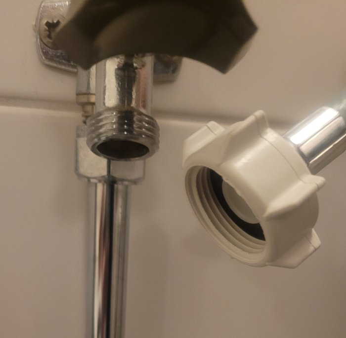 Tvättmaskinen anslutning för stor för kranen | Byggahus.se