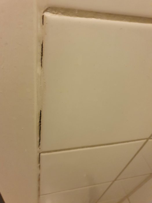 Spricka mellan foder och kakel | Byggahus.se