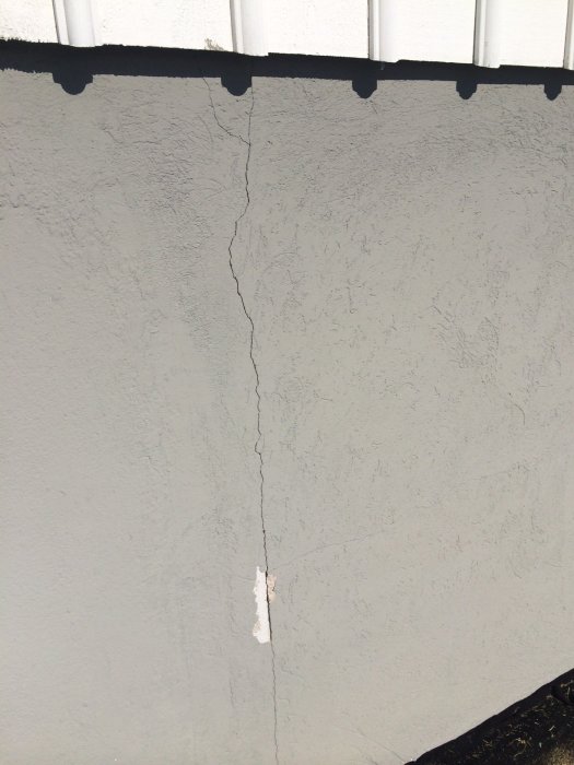 spricka i puts mellan nytt o gammalt | Byggahus.se