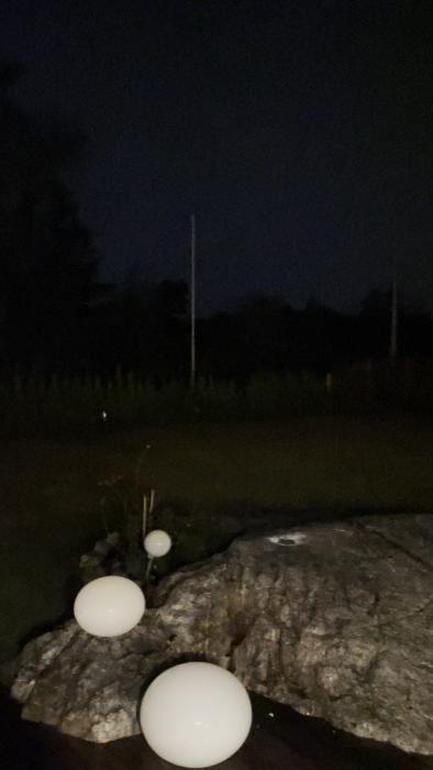 Video: Mörk natt, regn, träd, sten, lampor | Byggahus.se