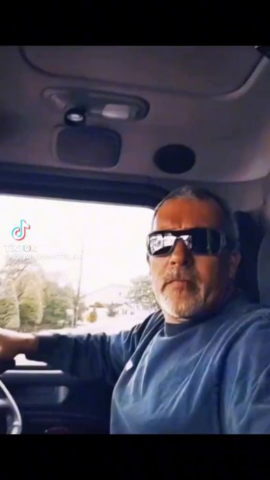 Video: Man sjunger i bil, text på film | Byggahus.se